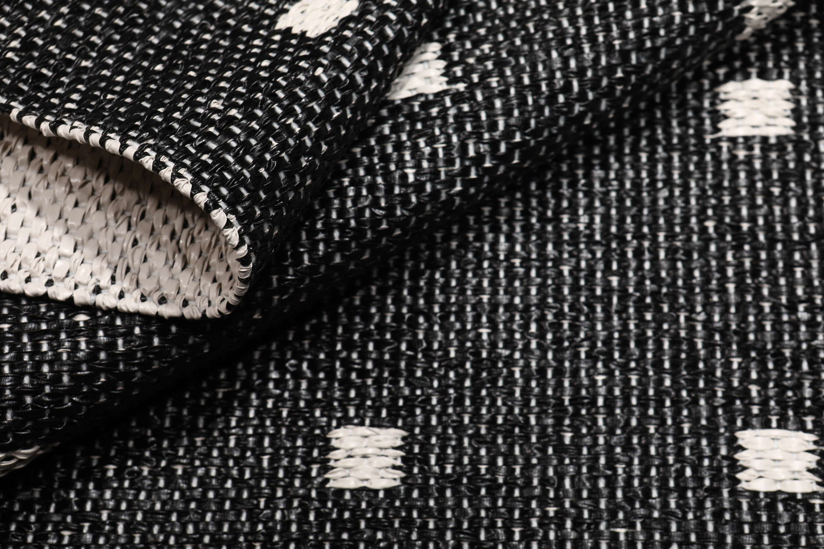 Glimt - Svart / Off White, Lang matte 70 x 200 cm Plastteppe - Rugvista